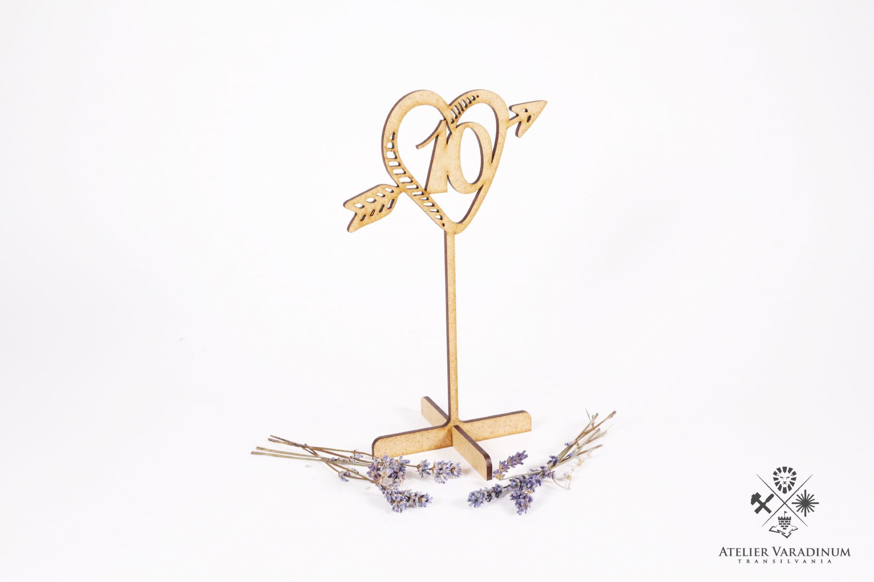 Numere masa nunta model sageata inima cu talpa S - Numere mese ...